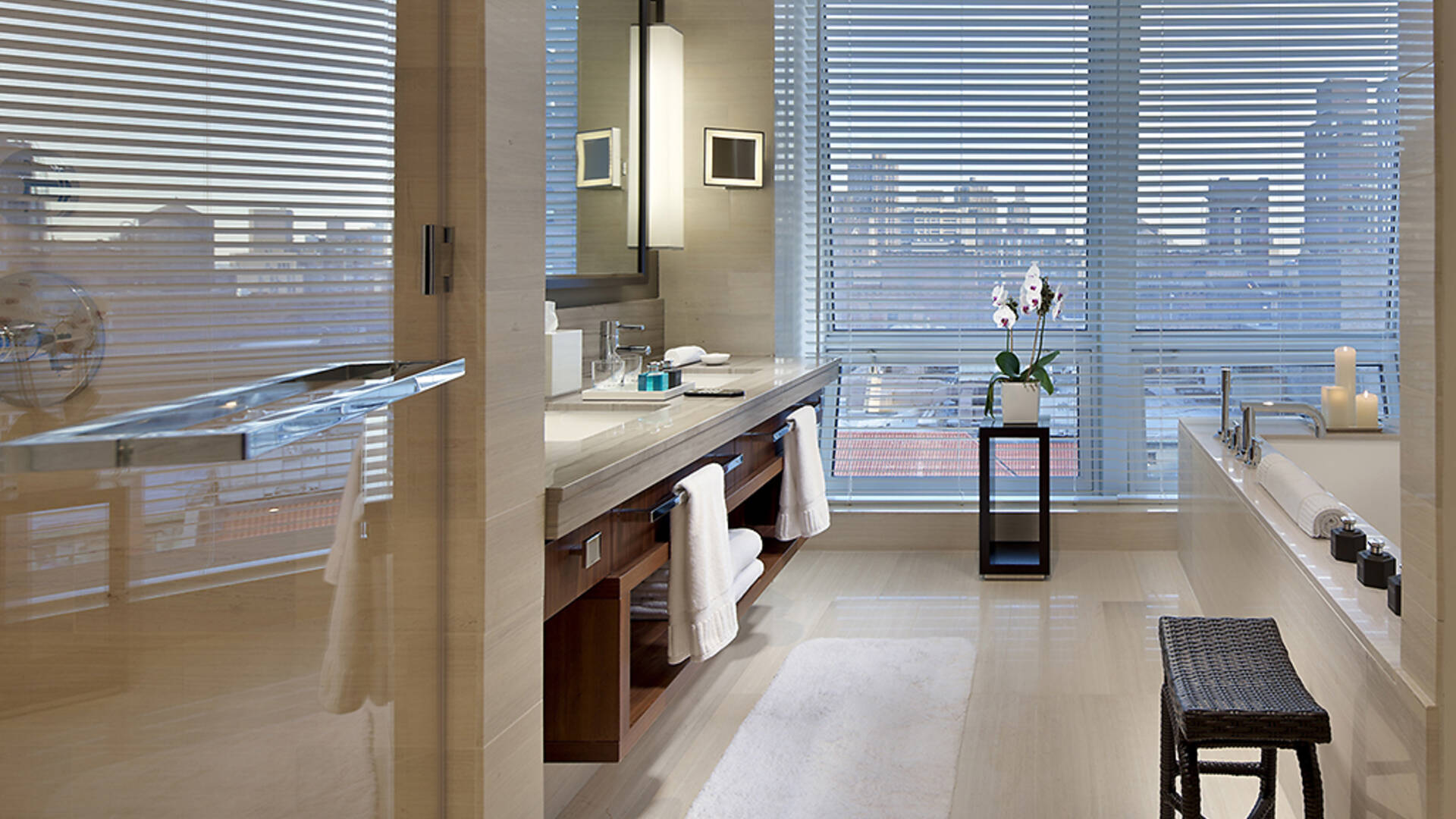 13 Best Hotels with In-Room Hot Tubs in NYC for 2025