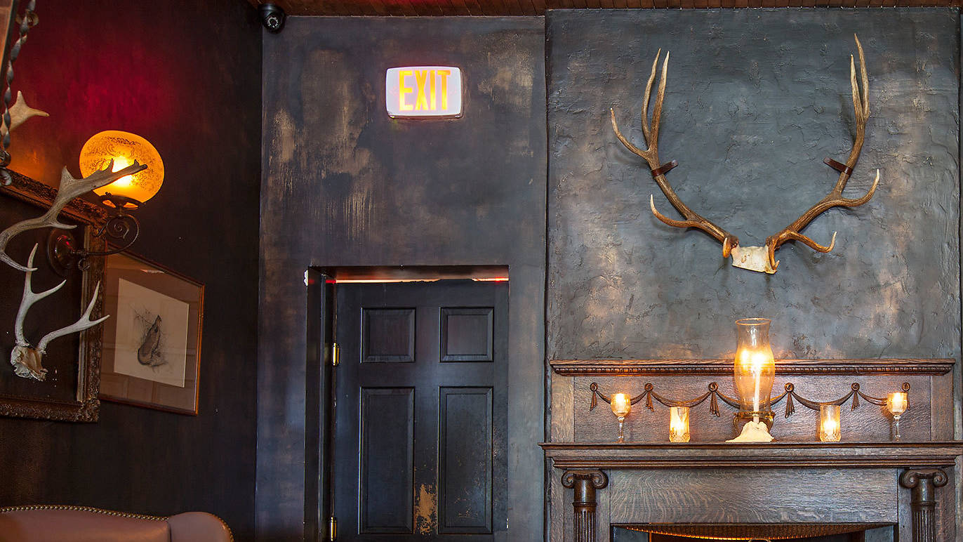 12 Best Fireplace Bars in Los Angeles For A Cozy Drink or Two