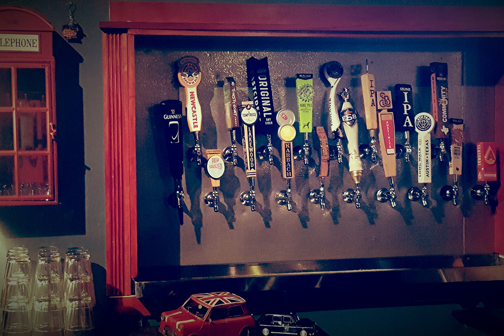 Nosh & Bevvy | Bars in North Shoal Creek, Austin