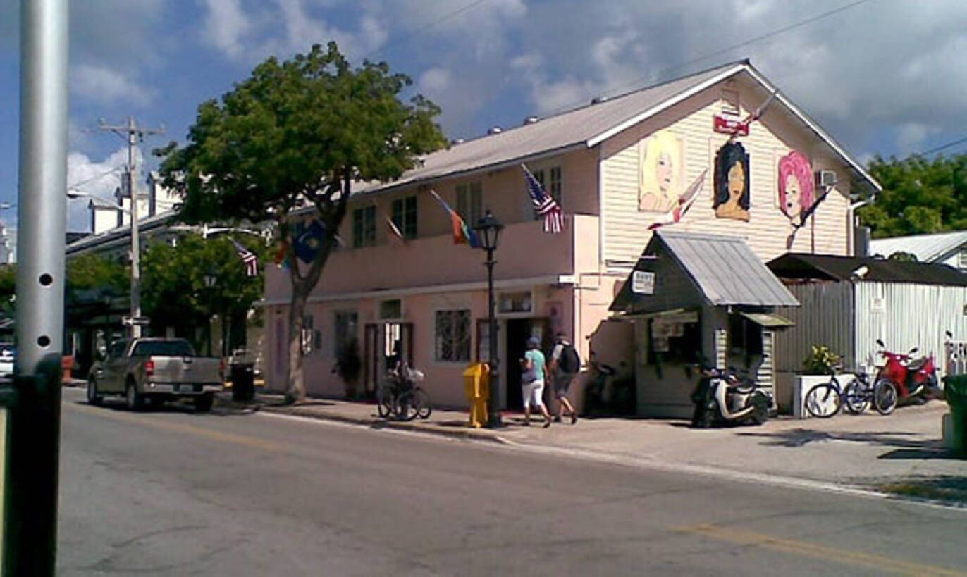 17 Best Gay Clubs And Bars in US From Drag Bars To LGBTQ+ Bars