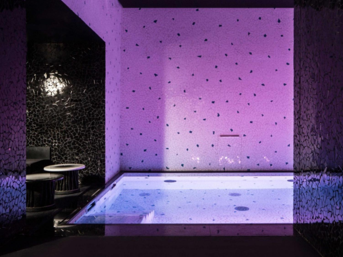 18 Best Hotels With Pools in Paris For A Refreshing Stay