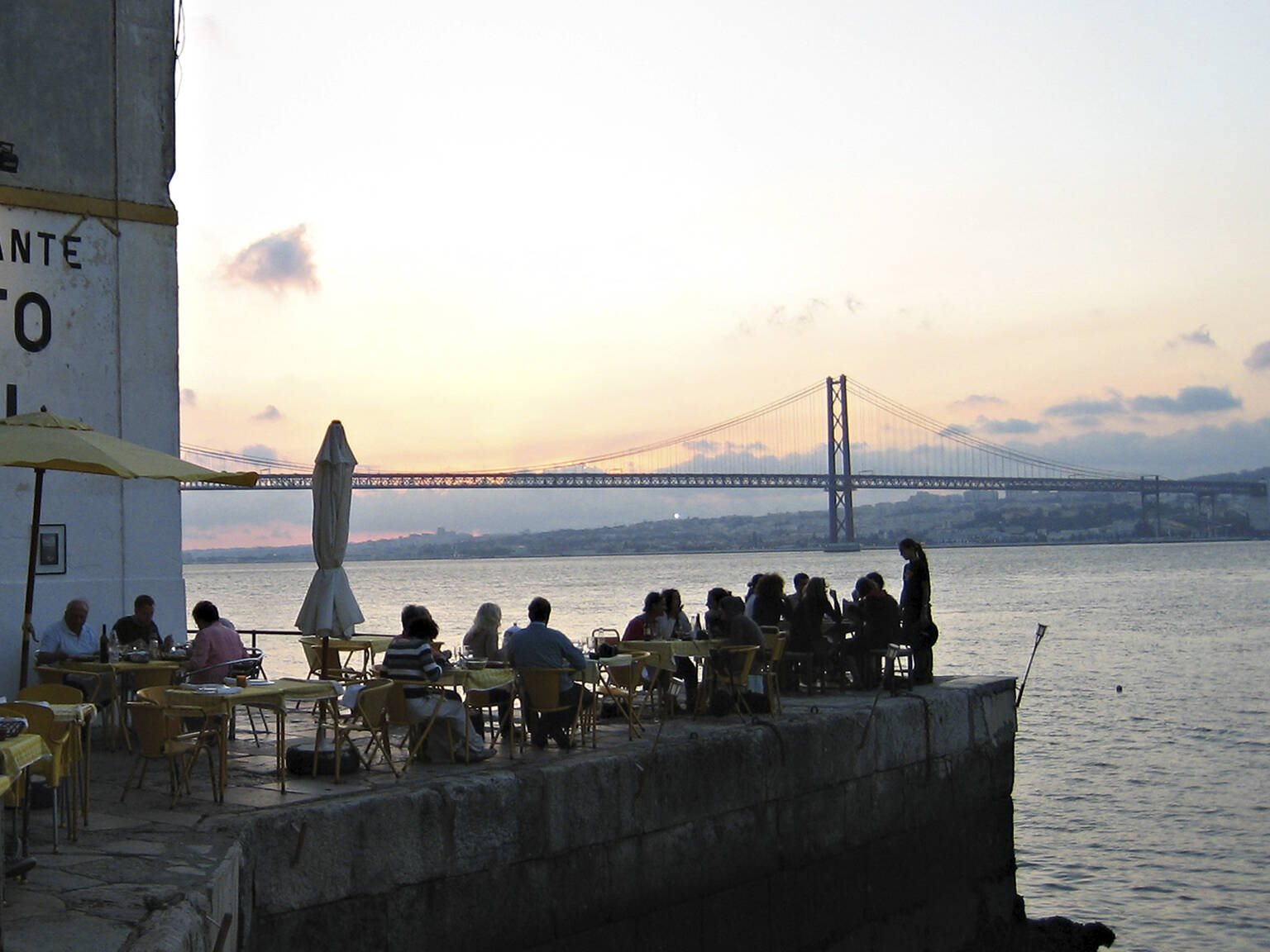 Aproveite o bom tempo nestes restaurantes à beira-rio em Lisboa