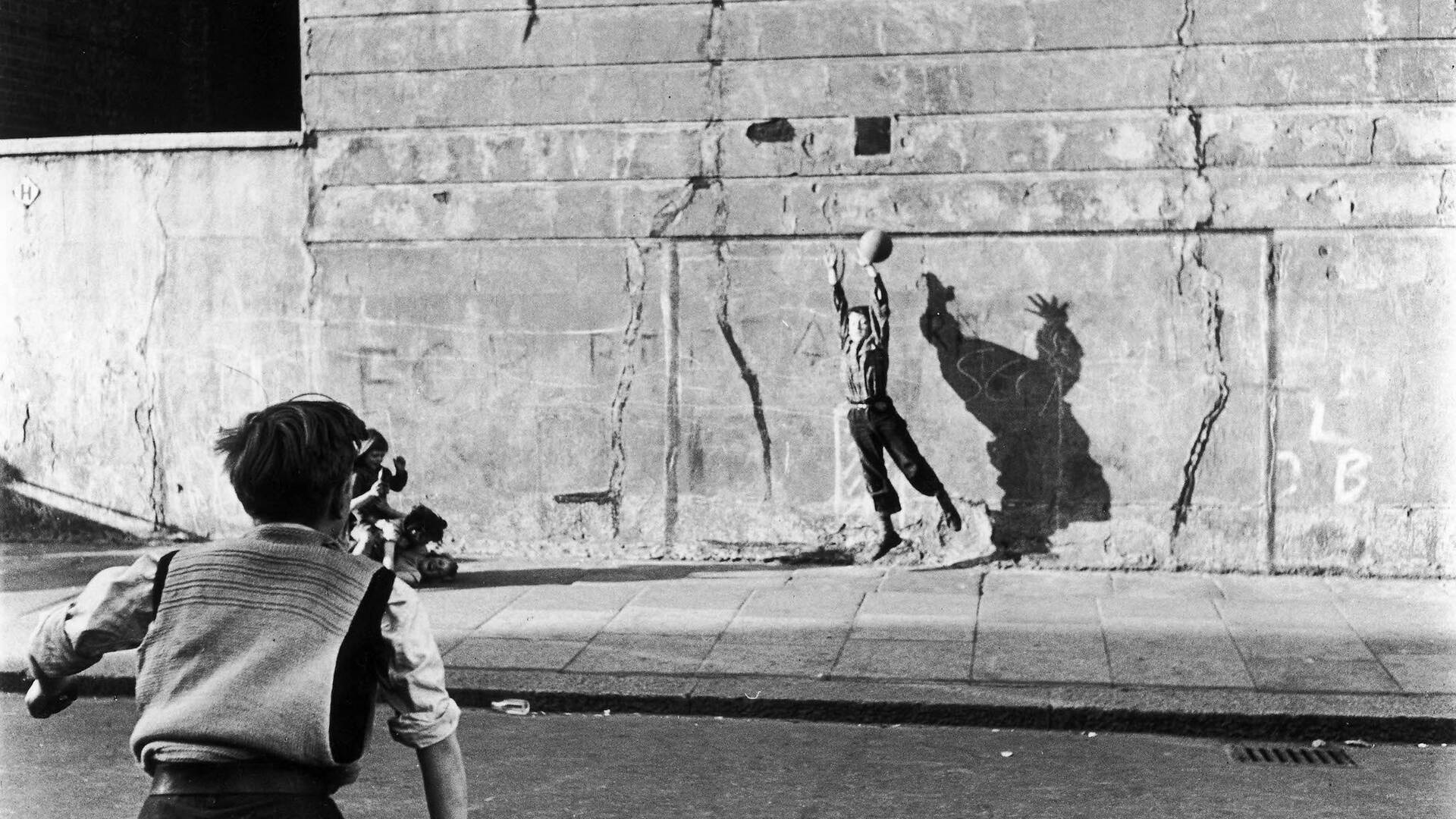 Looking into London's past through Roger Mayne's photos - photographer ...
