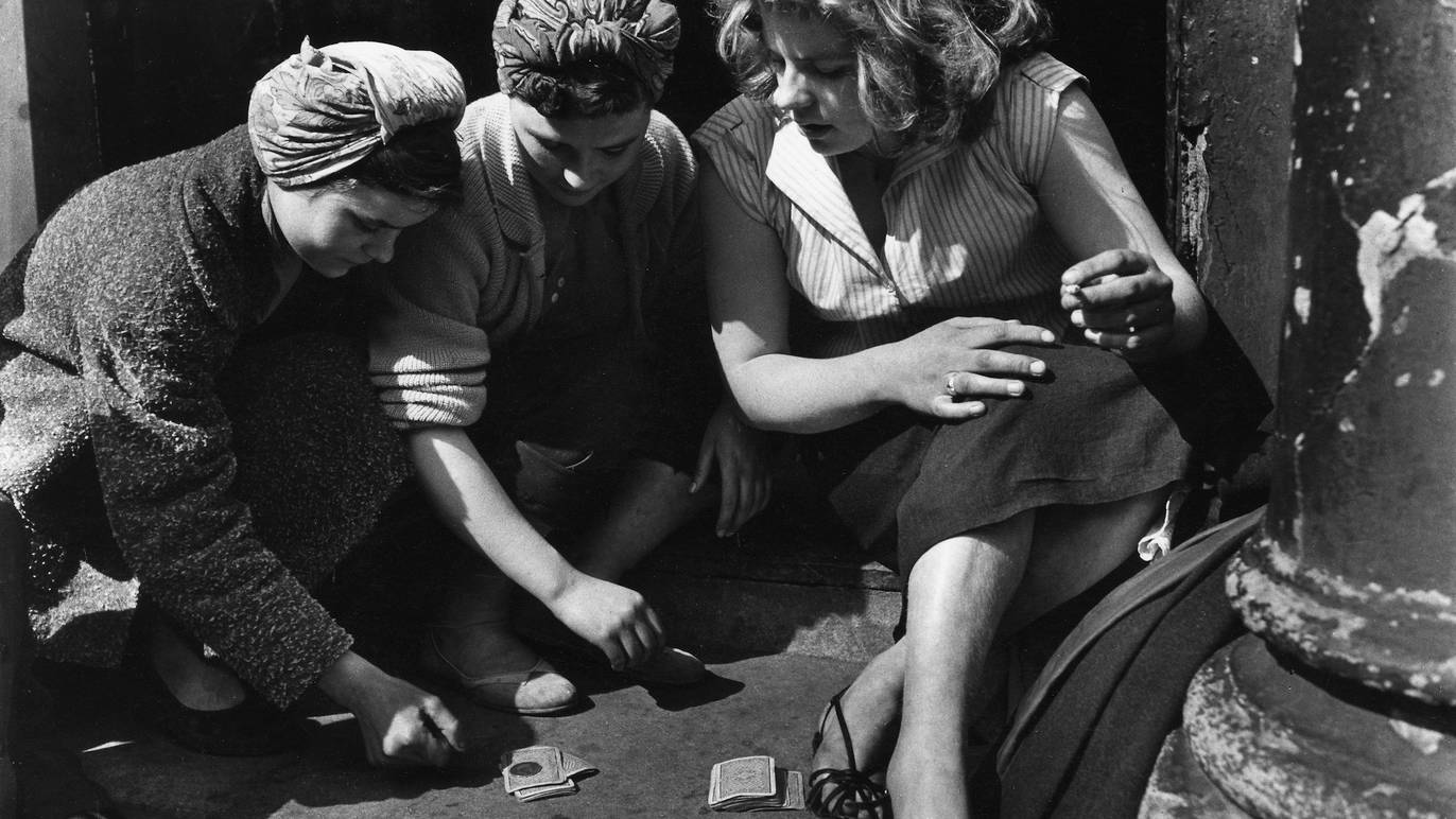 Looking into London's past through Roger Mayne's photos - photographer ...