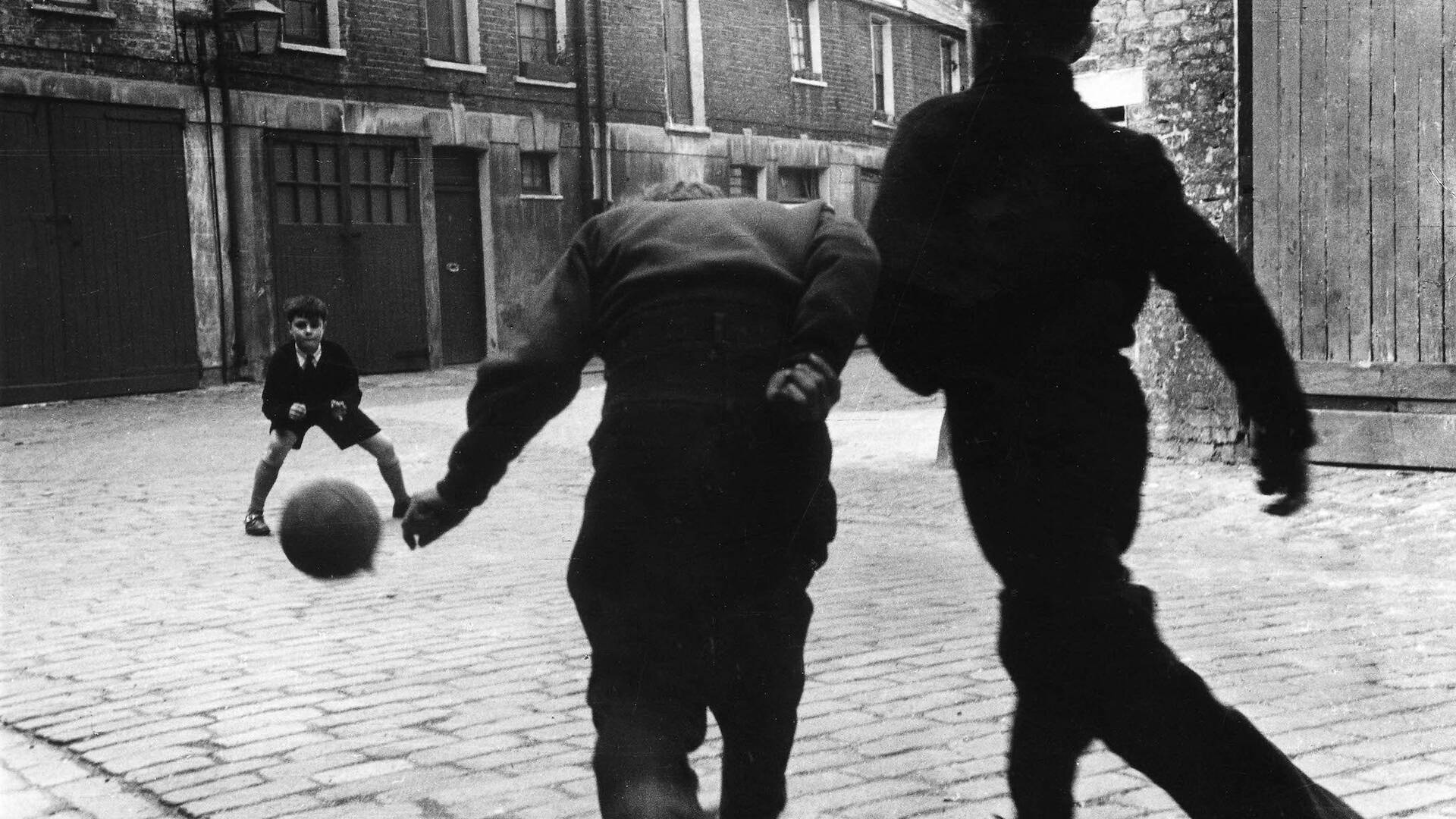 Looking into London's past through Roger Mayne's photos - photographer ...