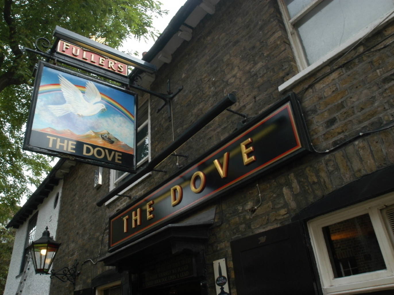 London's Best Historic Pubs | 18 Old Boozers With a Story To Tell