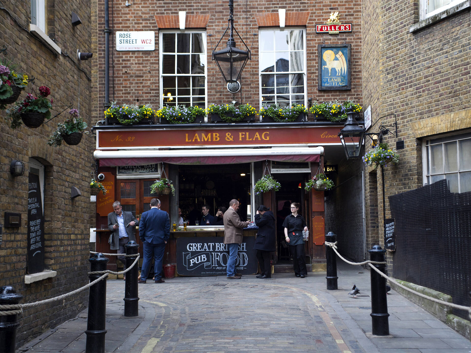 London's Best Historic Pubs | 18 Old Boozers With a Story To Tell