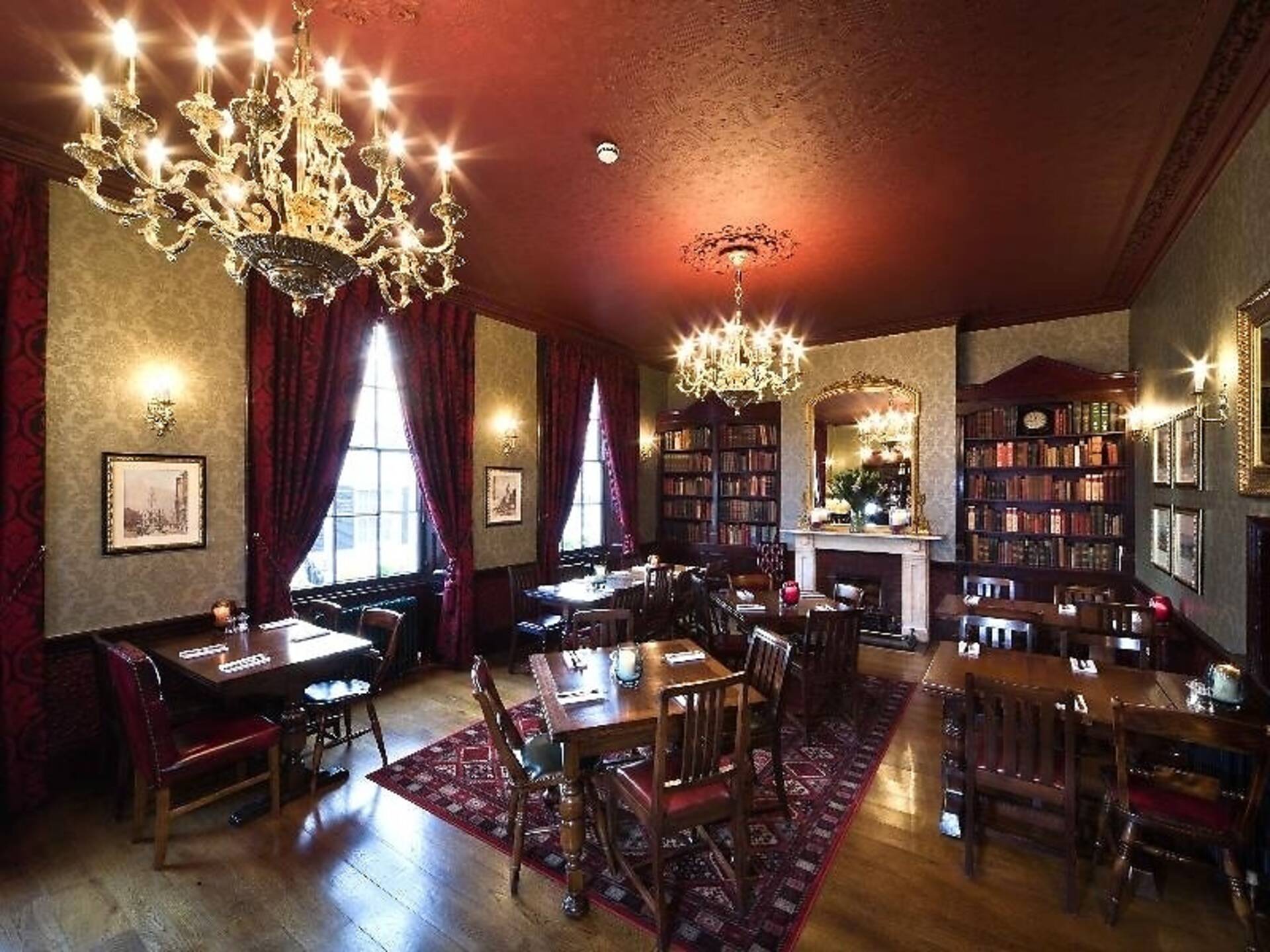 London's Best Historic Pubs | 11 Old Boozers With a Story To Tell