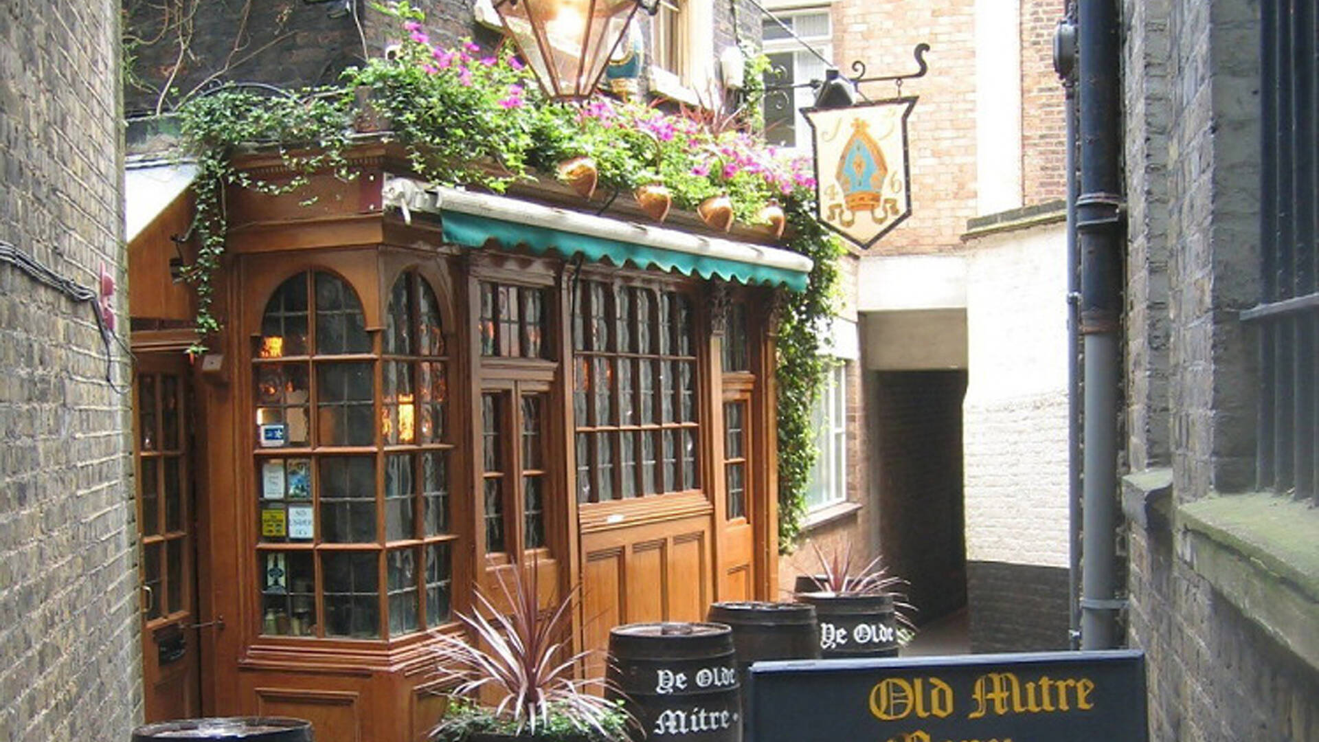 London's Best Historic Pubs | 11 Old Boozers With a Story To Tell