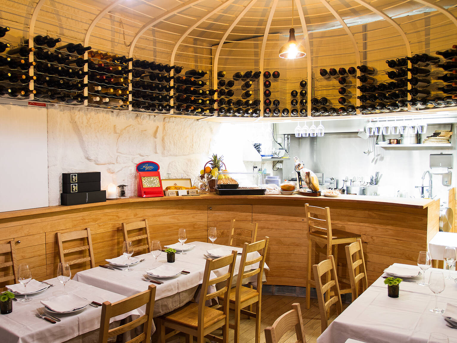 13 Best Romantic Restaurants in Porto, Picked By Local Critics