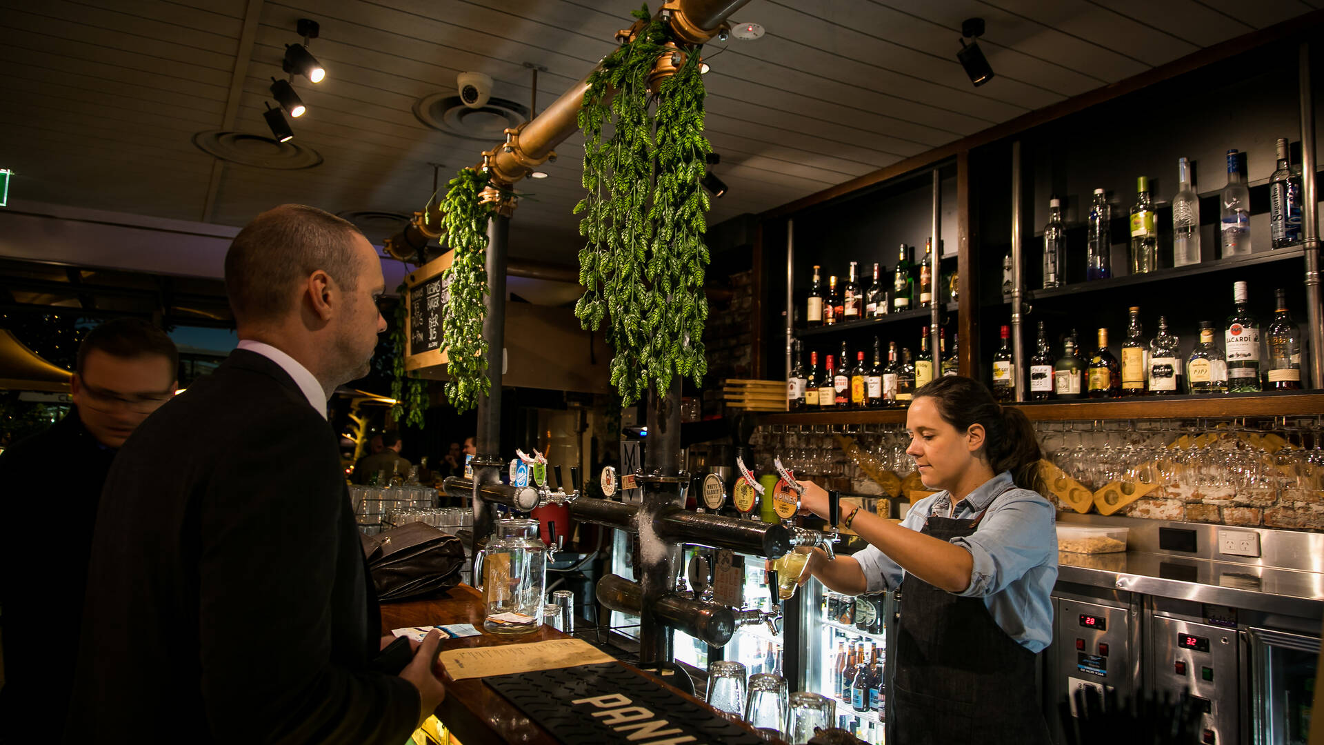 Beer DeLuxe | Bars in Darling Harbour, Sydney