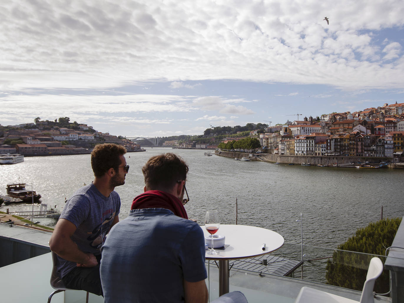 Os melhores rooftops no Porto para aproveitar os fins de tarde