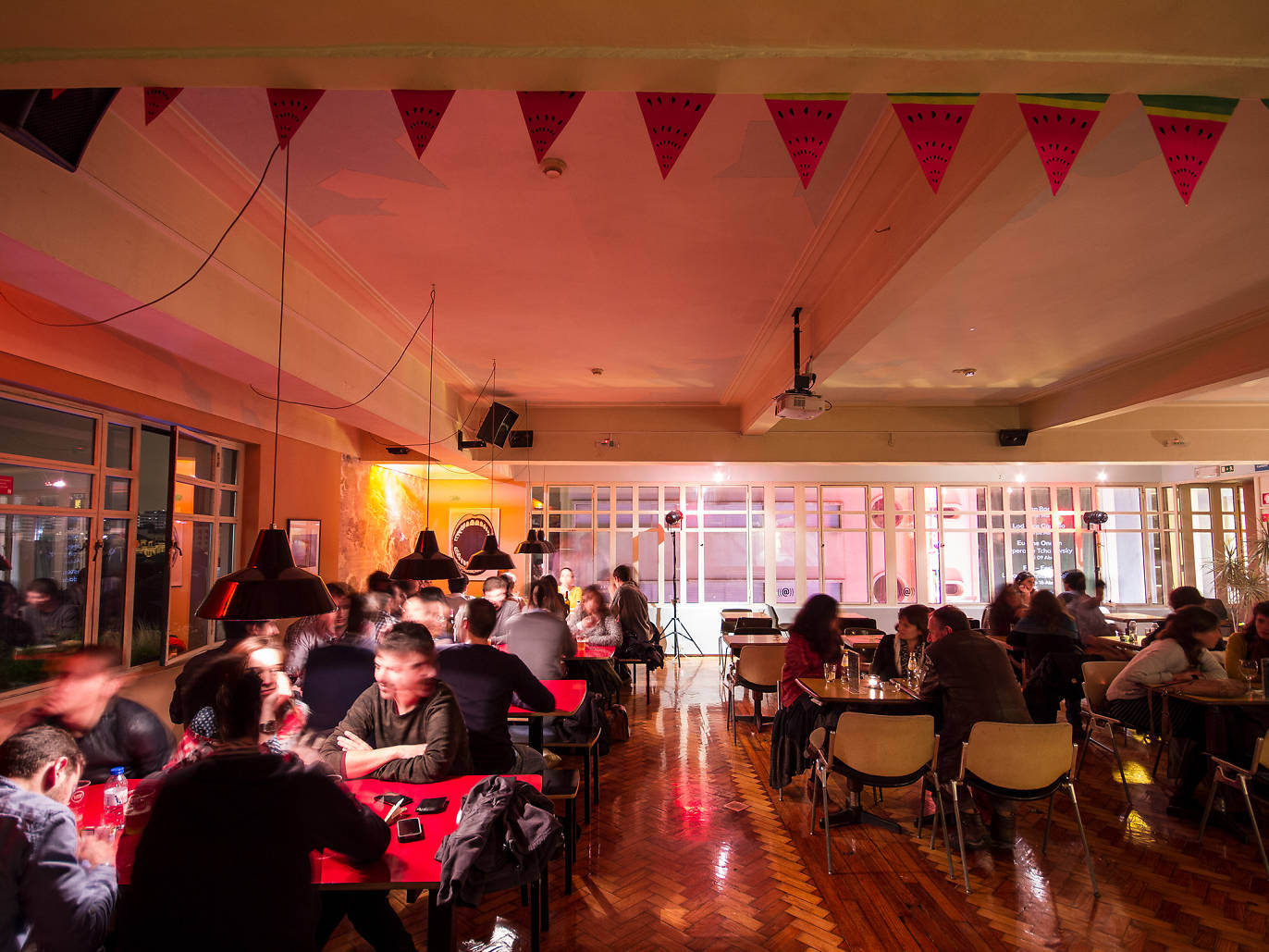 Porto Nightlife – Bars and Clubs – Essential Guide