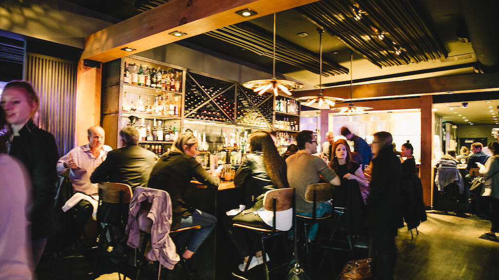 Best deals for happy hour in Philadelphia for cheap drinks and more