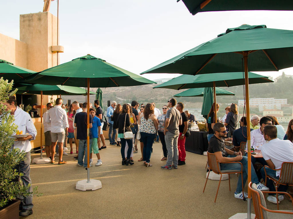 Os melhores rooftops no Porto para aproveitar os fins de tarde