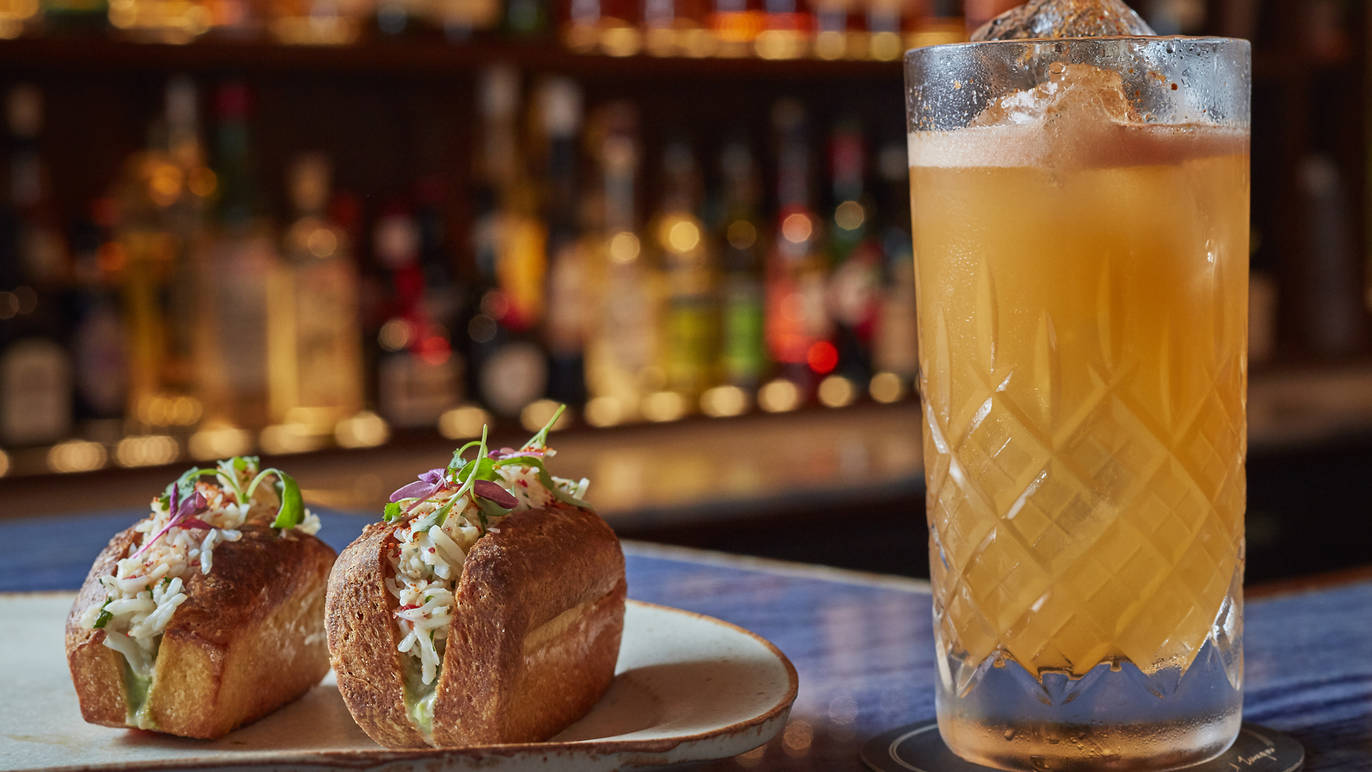 Dickie's Bar | Bars and pubs in Park Lane, London