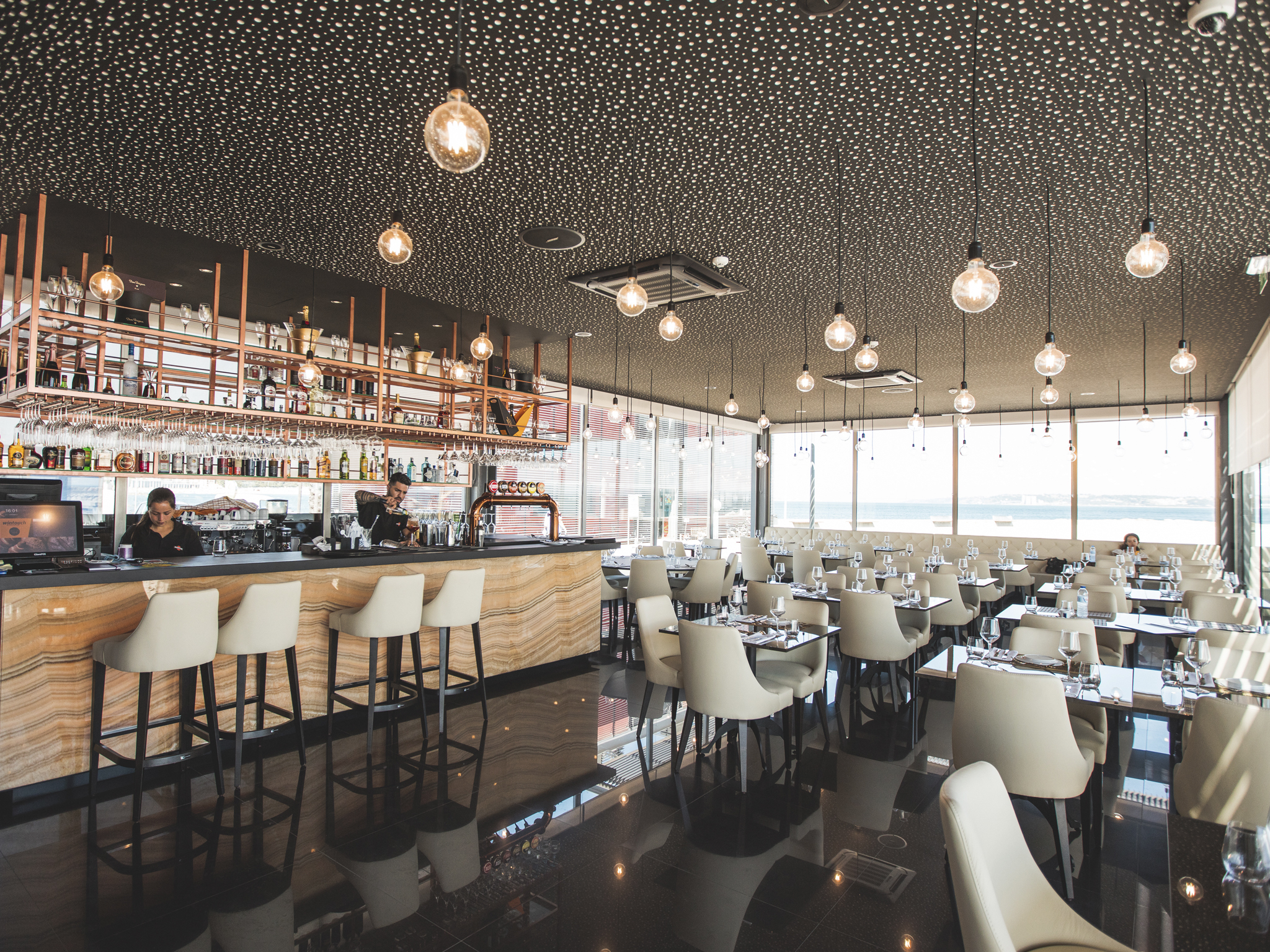 São estes os melhores restaurantes de praia perto de Lisboa