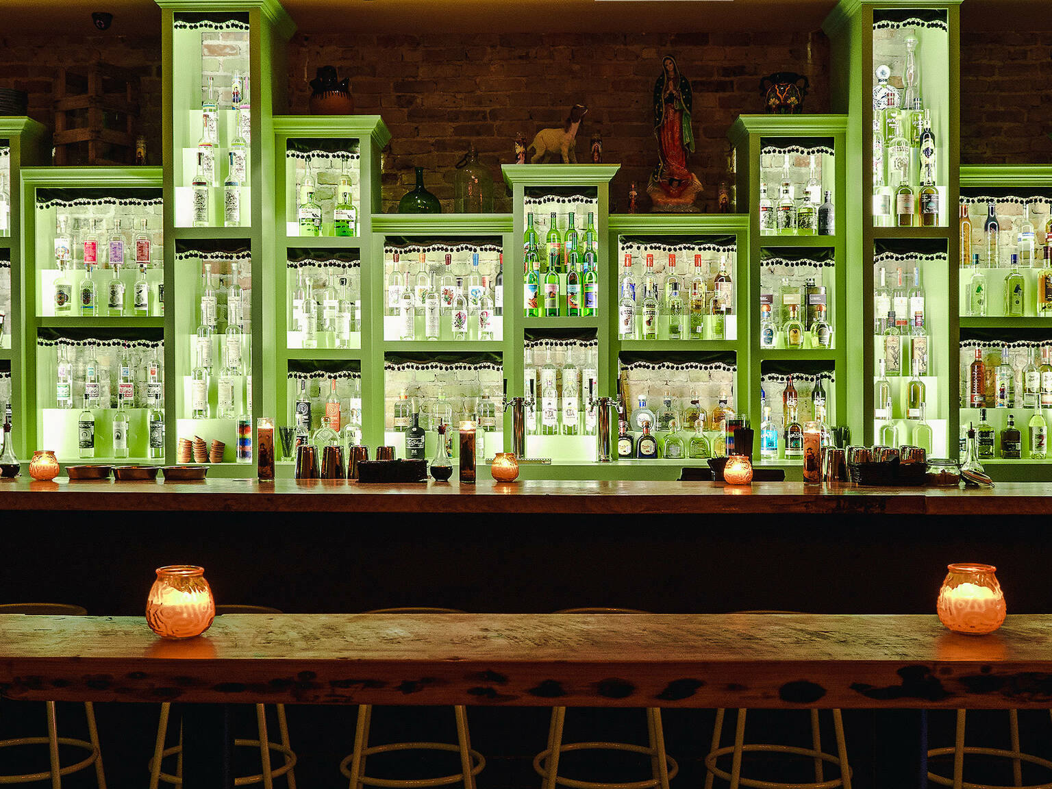 14 Best Bars in Downtown Austin for Delightful Drinks and More