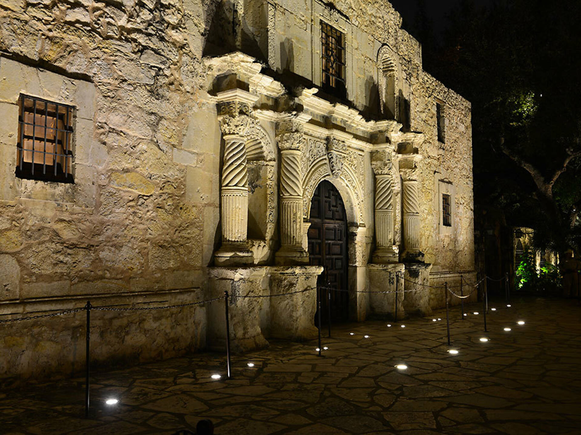 15 Best Ghost Tours in the US For A Touch Of The Paranormal