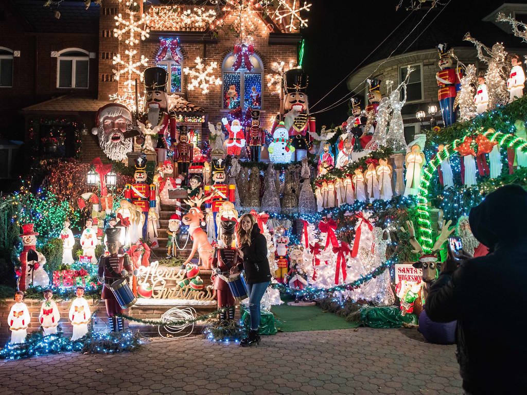 Dyker Heights Christmas Lights 2025: Tours & Tips For Brooklyn ...