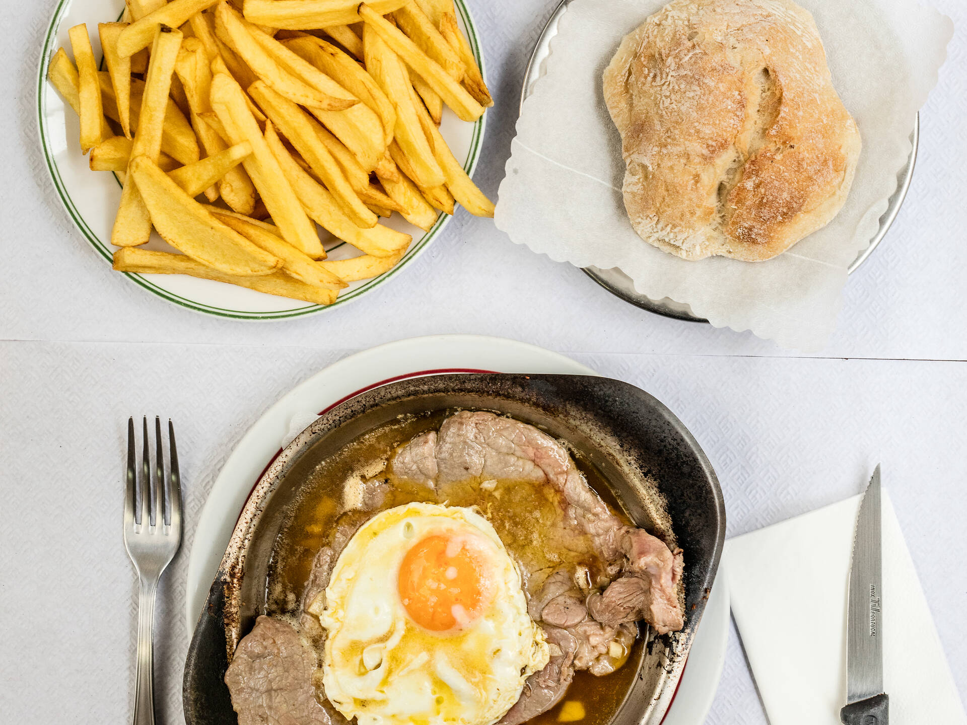Molho, bife, batatas e ovo: prove os melhores bitoques em Lisboa