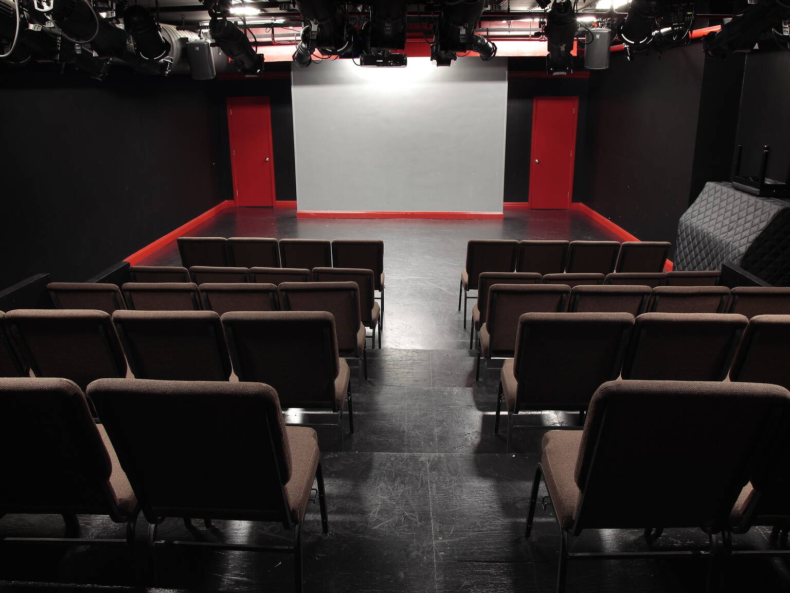 Best Comedy Clubs in NYC to See Stand-up and Improv
