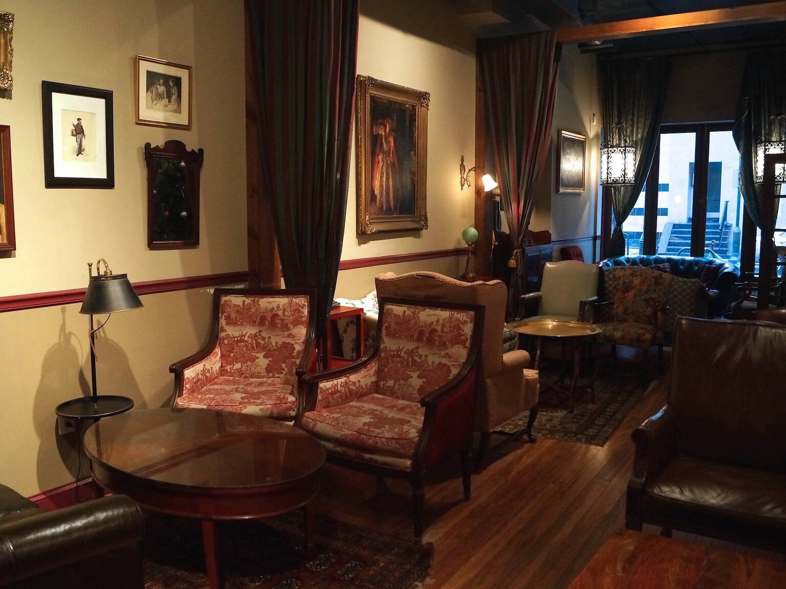 18 Cozy Bars in Philadelphia For a Warm & Welcoming Vibe