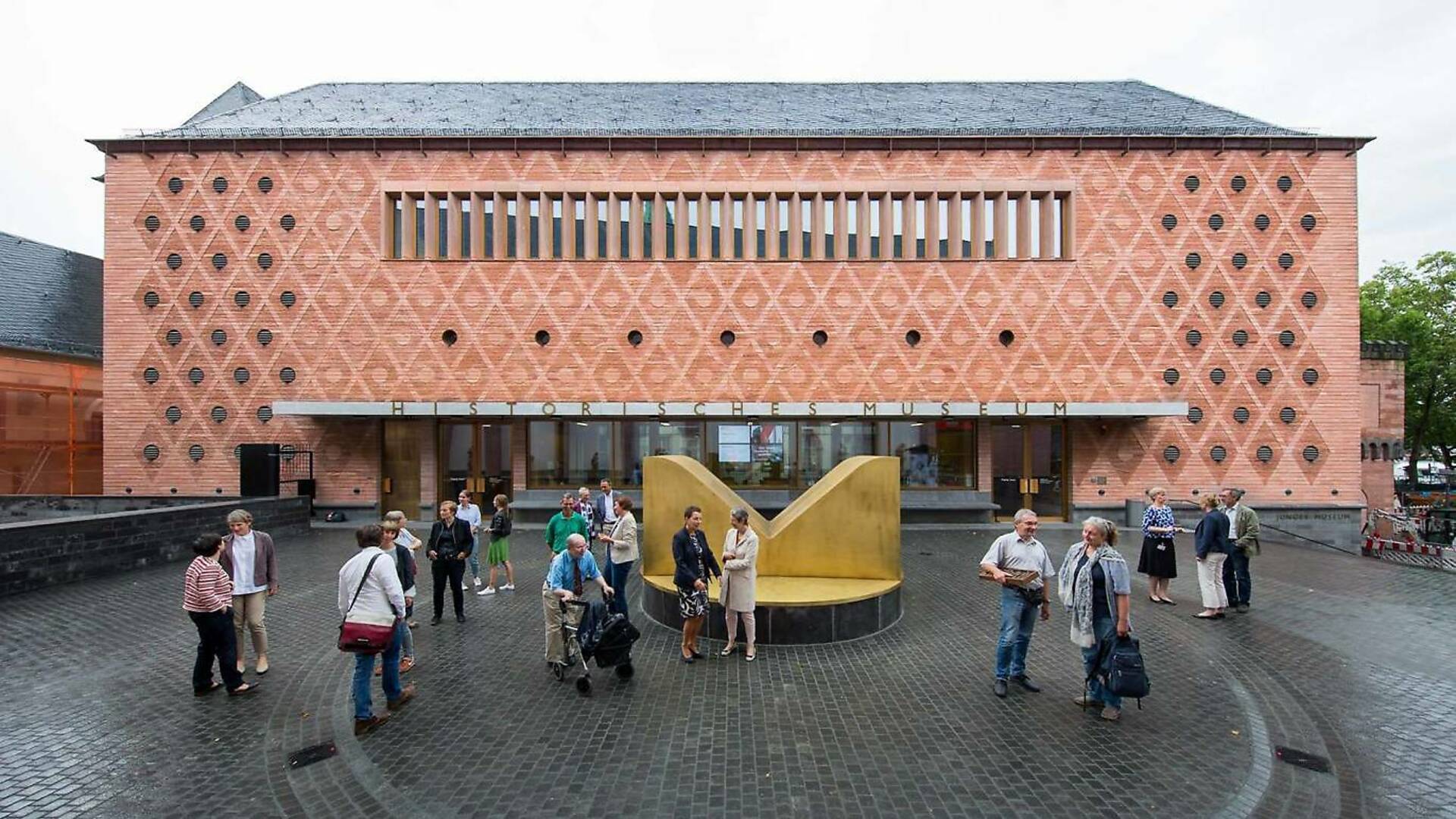 18 Expert Travel Tips For First-Time Visitors to Frankfurt