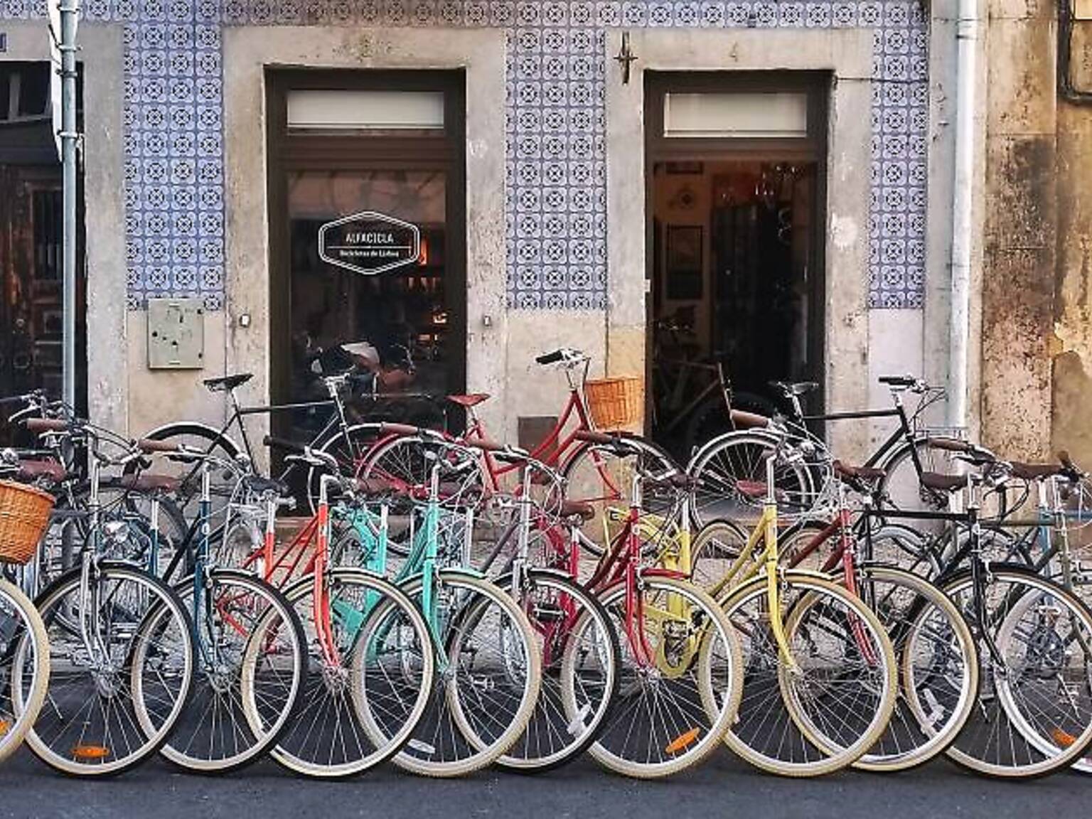 Percorra as melhores ruas em Lisboa e descubra as paragens obrigatórias