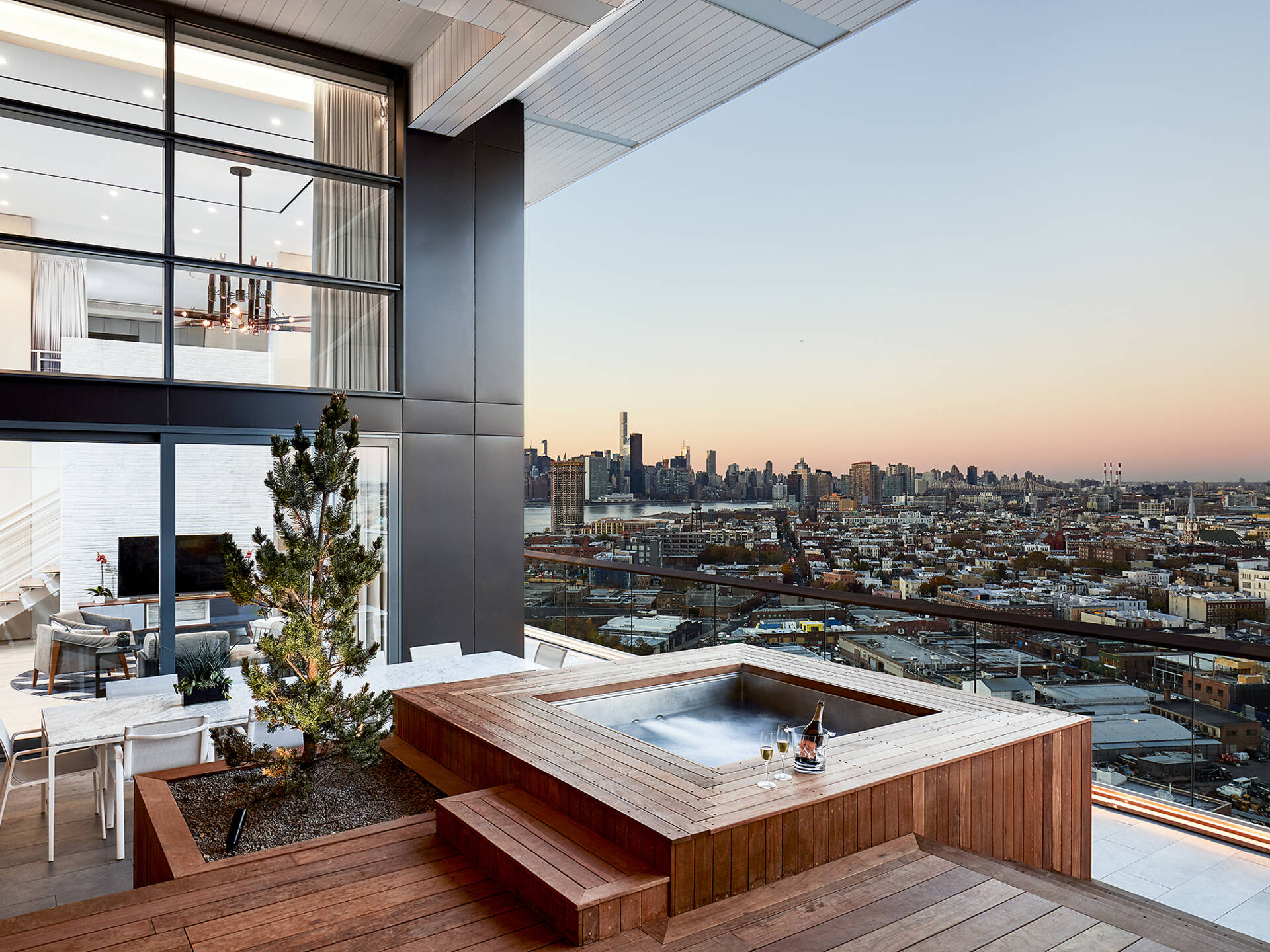13 Best Hotels with In-Room Hot Tubs in NYC for 2025