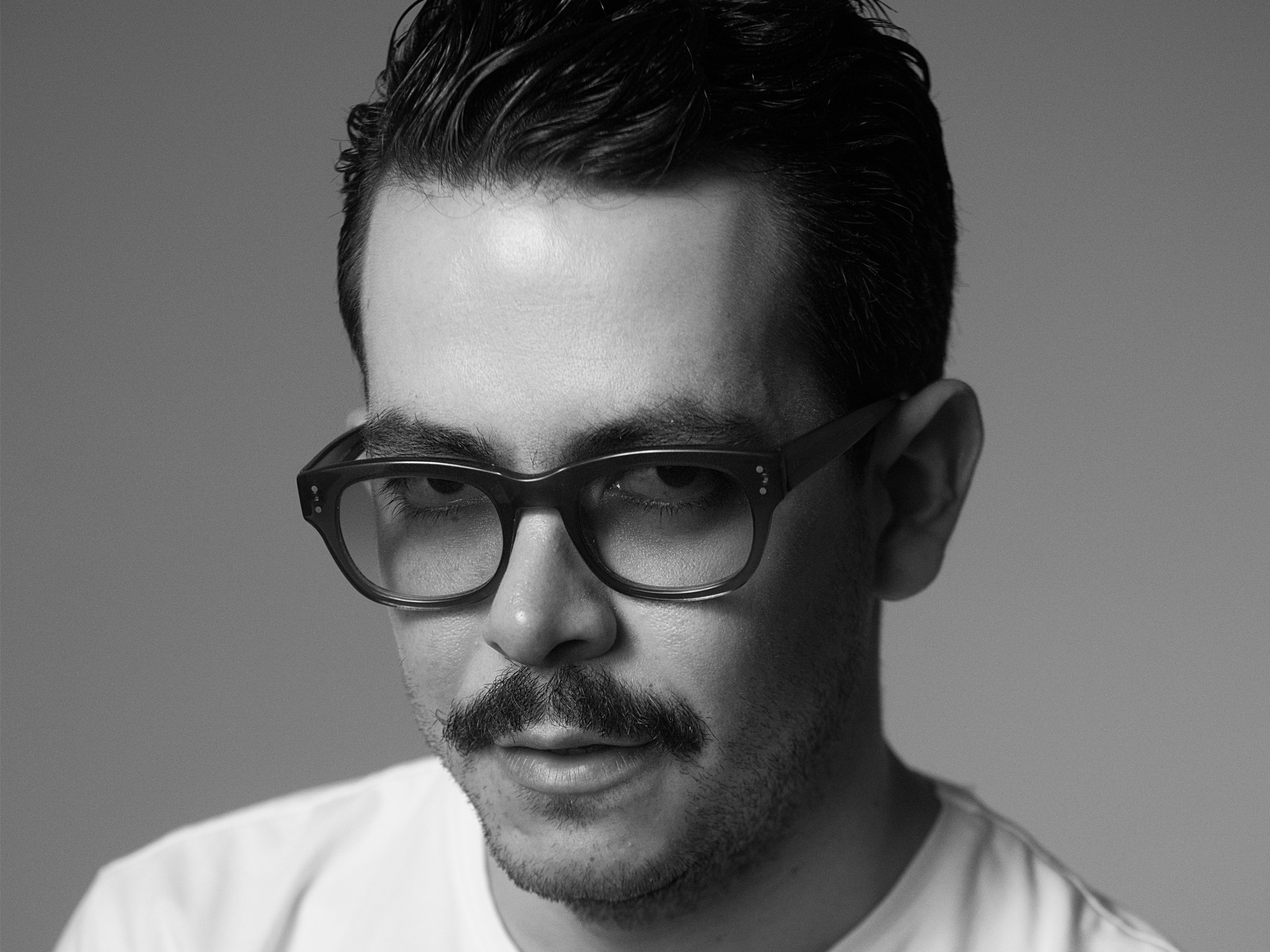 5 preguntas a Manolo Caro por su nueva obra Straight