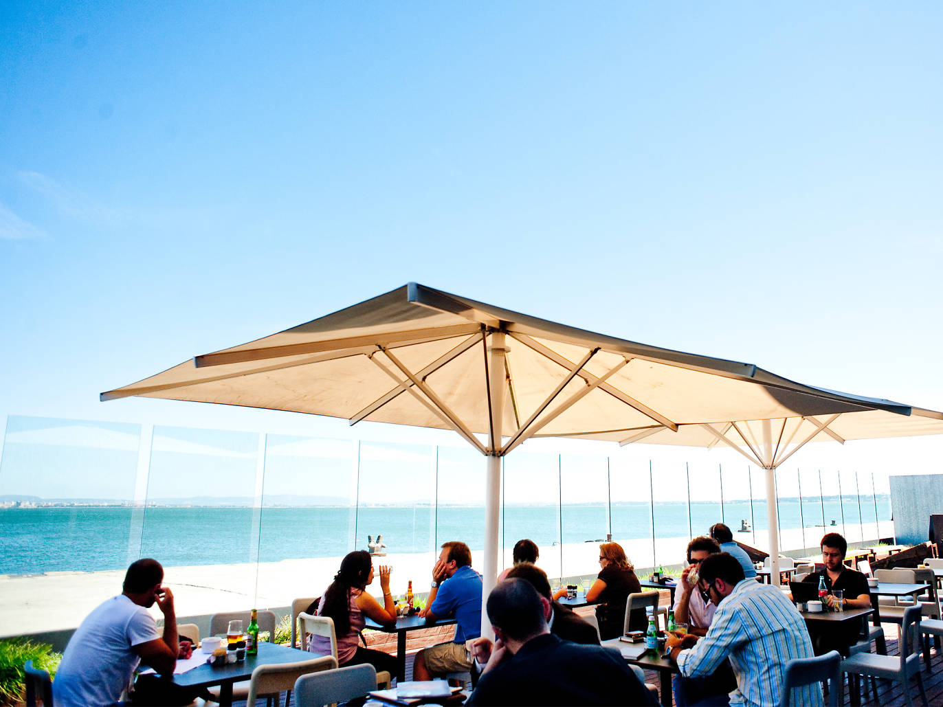 Aproveite o bom tempo nestes restaurantes à beira-rio em Lisboa