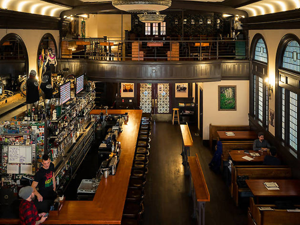 17 Best Bars in Seattle for Craft Beer, Cocktails and More