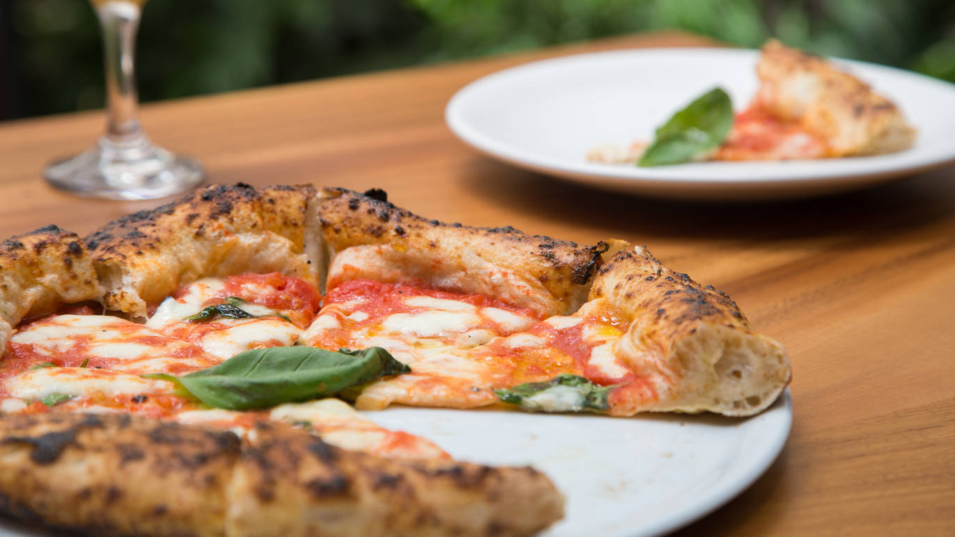 Pizzas Félix con cocina mediterránea y spritz en la Roma