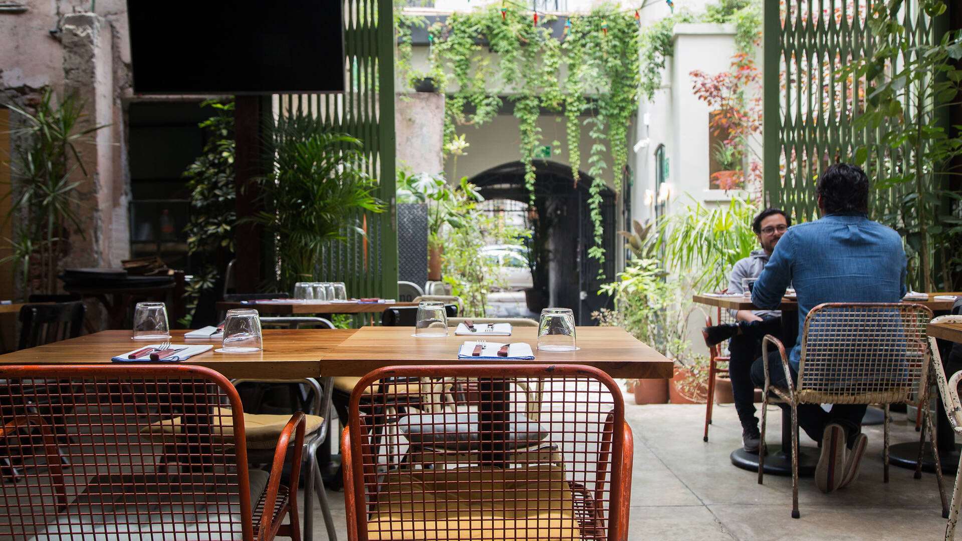 Pizzas Félix con cocina mediterránea y spritz en la Roma