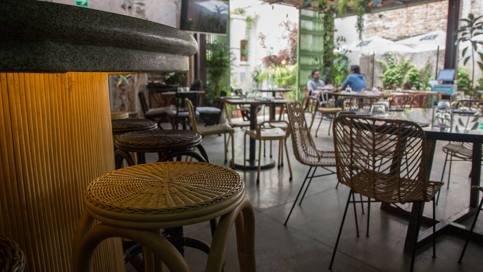 Pizzas Félix con cocina mediterránea y spritz en la Roma