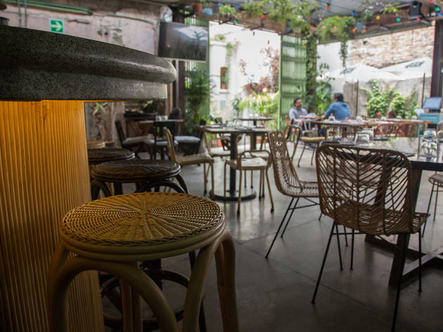 Pizzas Félix con cocina mediterránea y spritz en la Roma