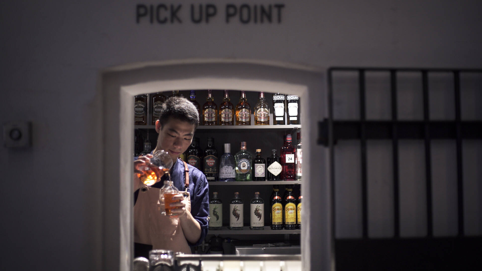 Behind Bars | 香港中環的酒吧