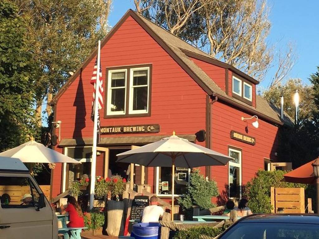 8 Best Montauk Bars to Party for the Summer