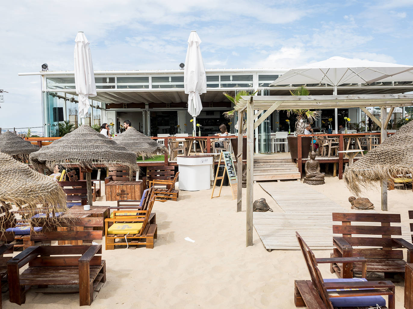 São estes os melhores restaurantes de praia perto de Lisboa
