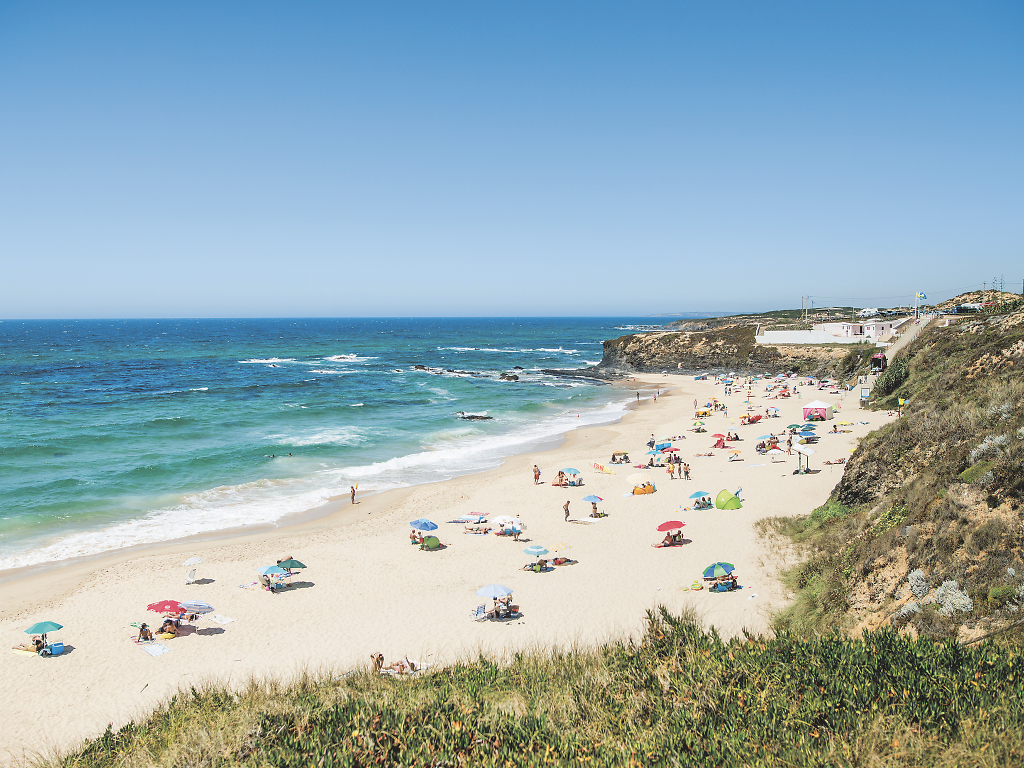 Praias naturistas em Portugal para mergulhar durante o ano inteiro