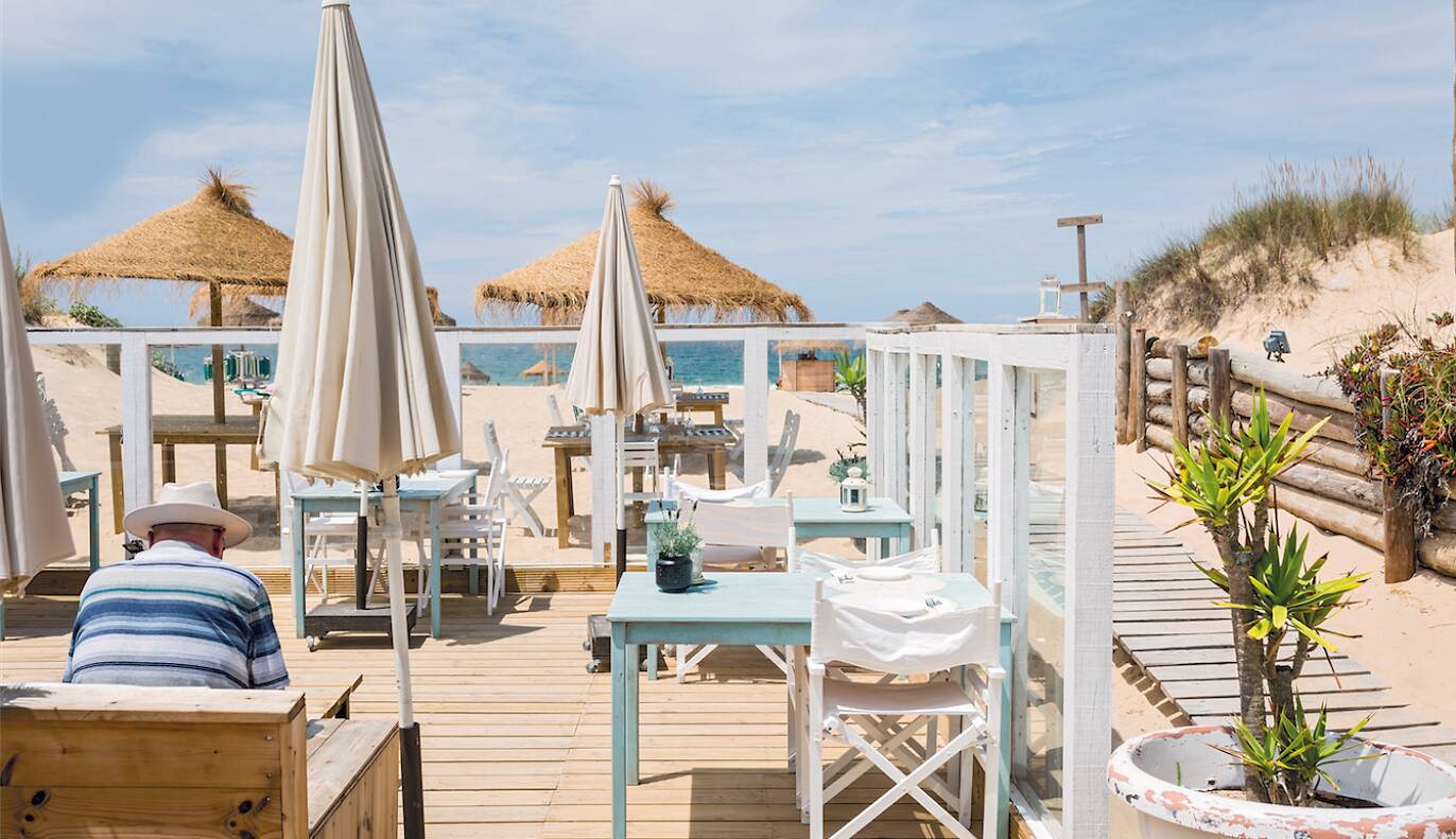 Dezasseis bares, esplanadas e restaurantes na Costa da Caparica