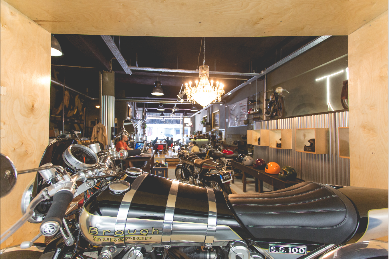 Conheça a Ton-Up Garage: um espaço que celebra a mota e a sua cultura