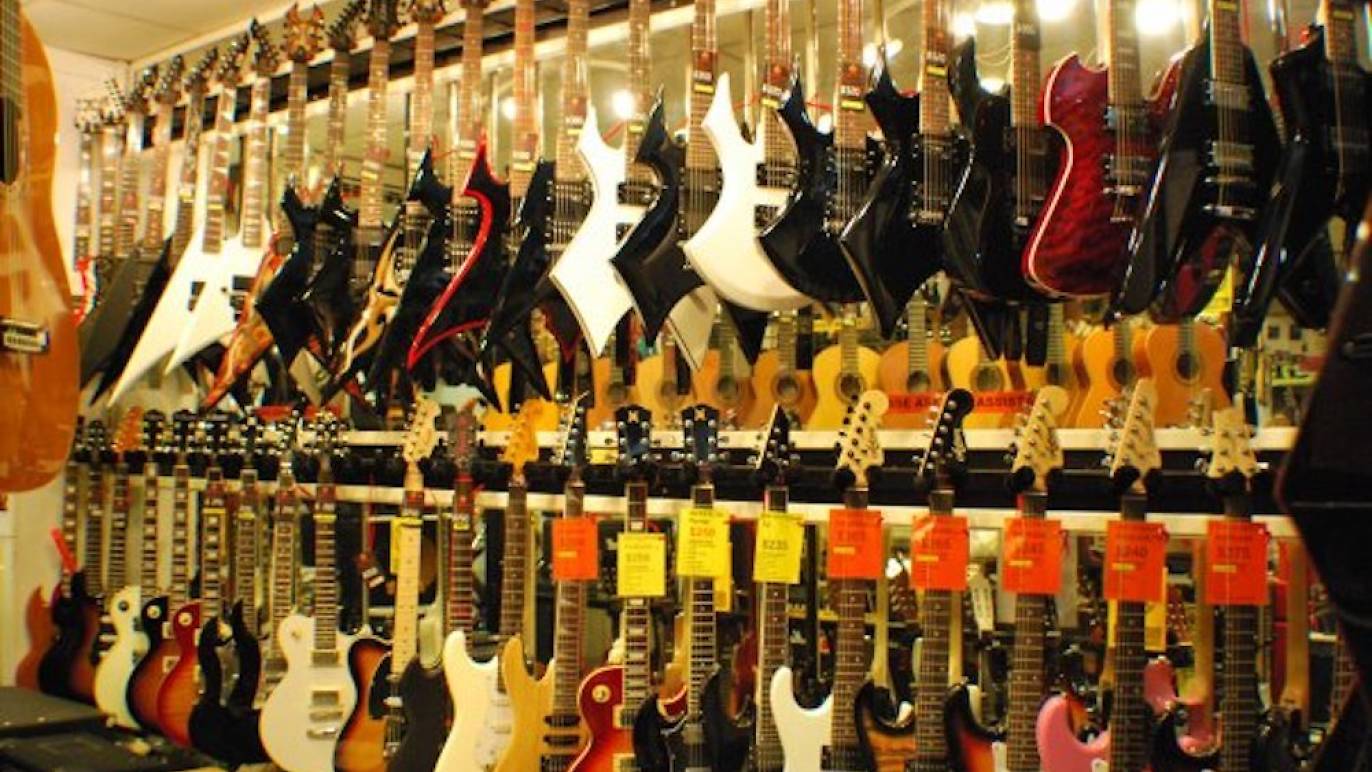 Davis Guitar | Shopping in City Hall, Singapore