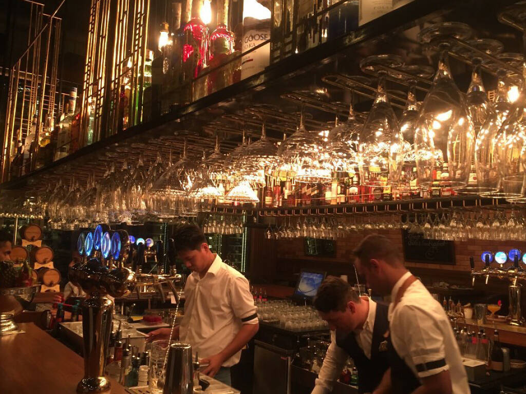 10 Best Bars and Pubs in Mumbai for a Night Out and Chilled Drinks