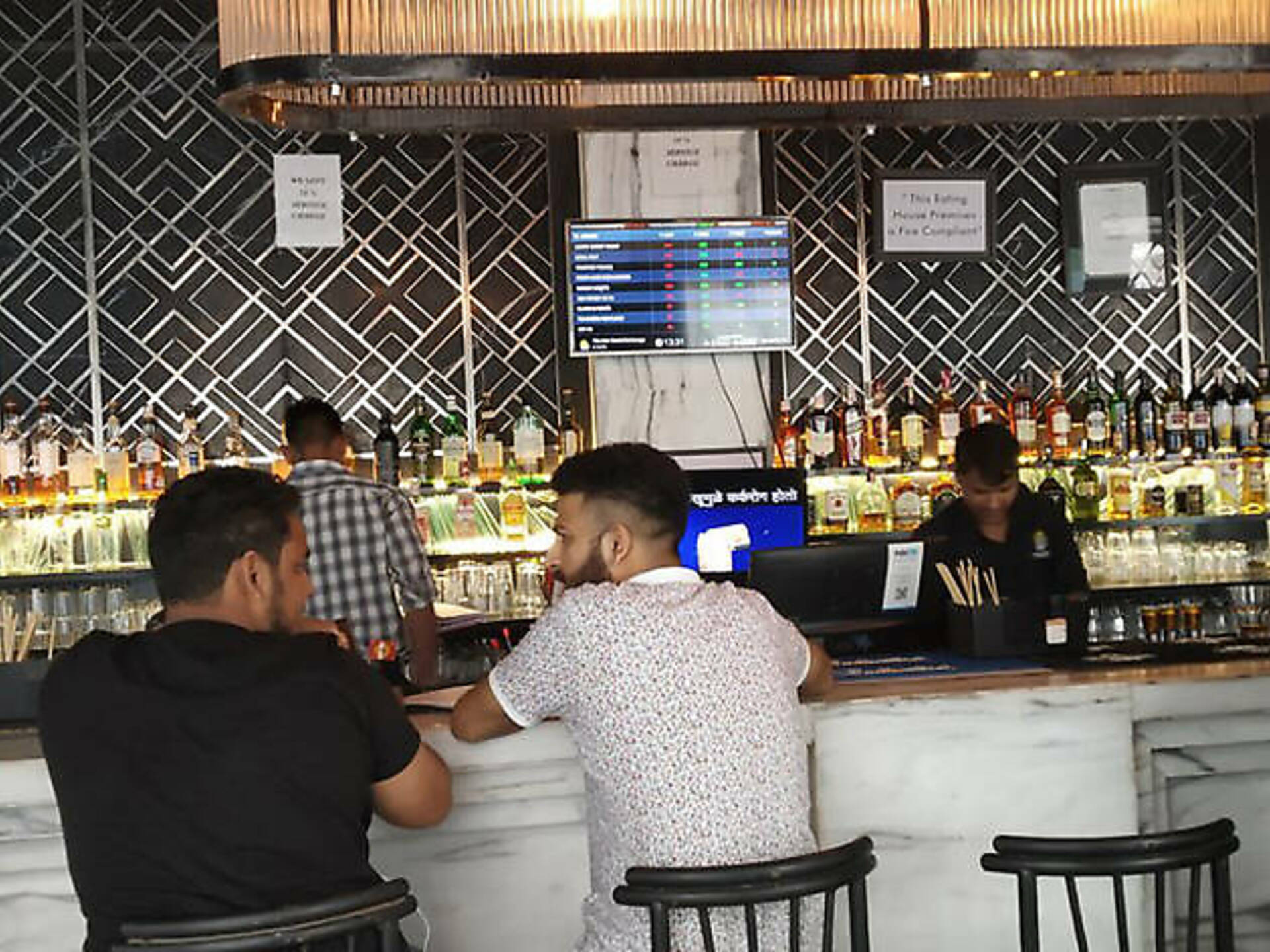 10 Best Bars and Pubs in Mumbai for a Night Out and Chilled Drinks