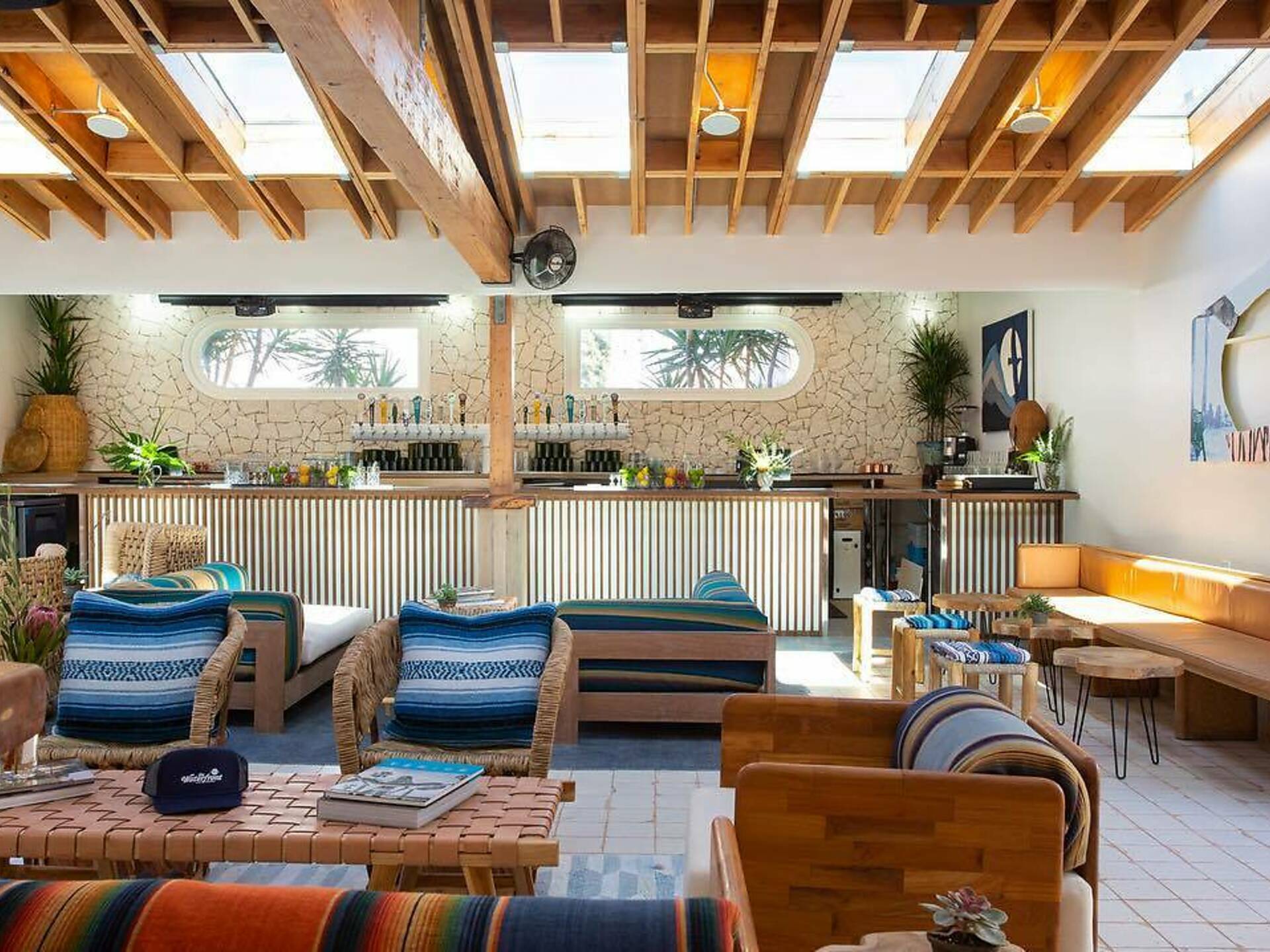 20 Best Singles Bars in Los Angeles To Meet, Hook Up and Date