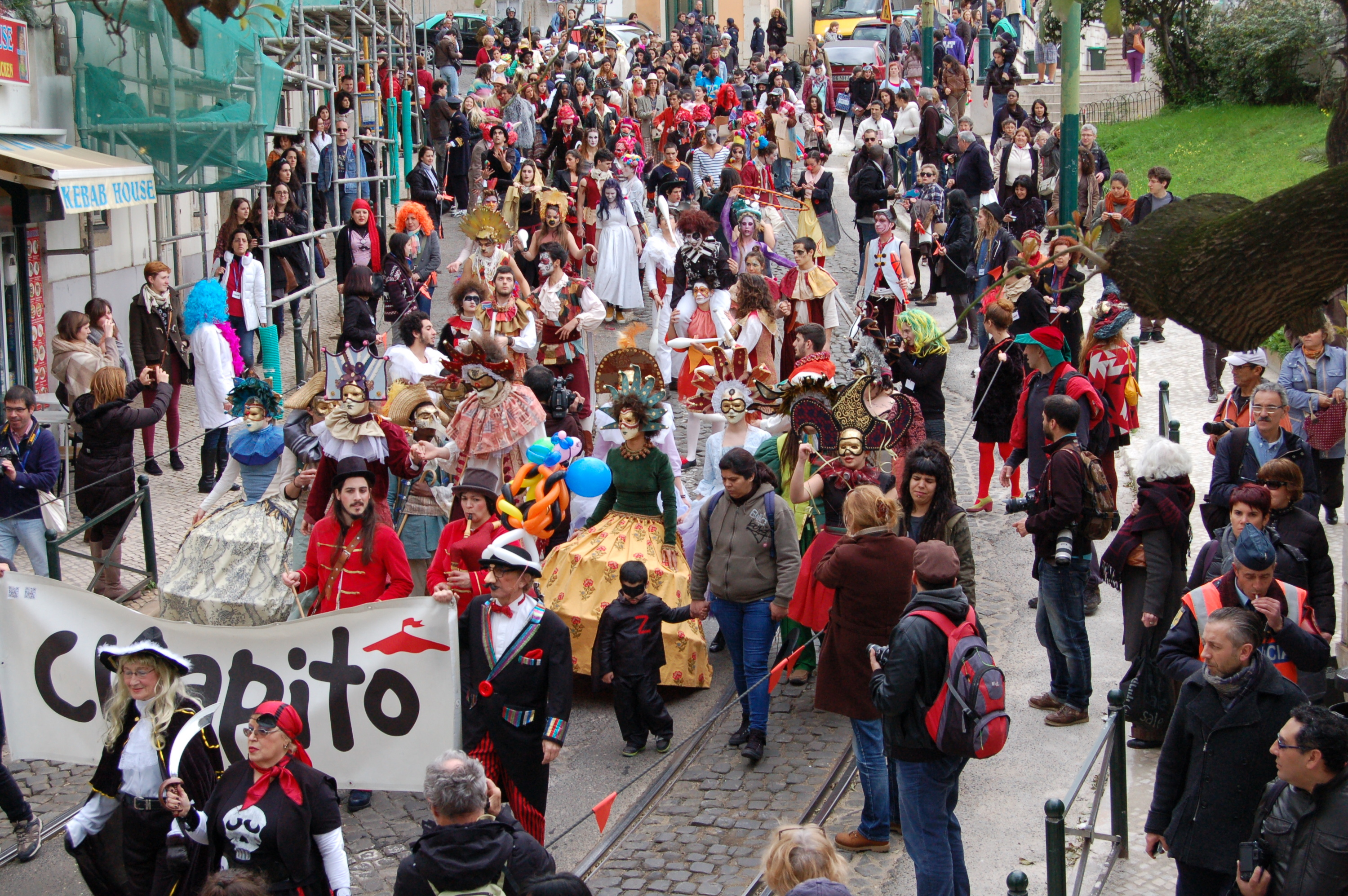 Chapitô celebra o Carnaval com um desfile, uma performance e um baile