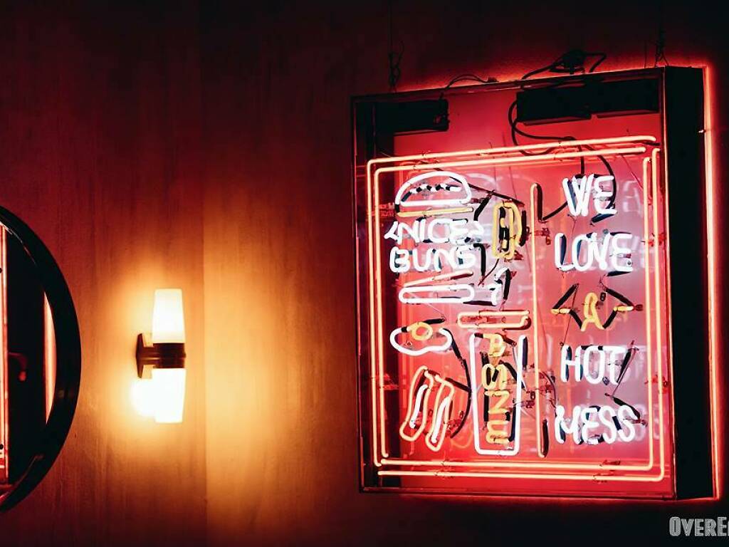 13 Restaurants And Cafés In Singapore with Instagrammable Neon Signs