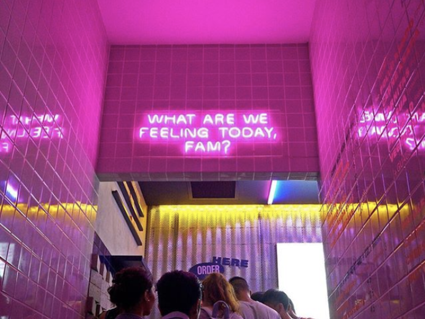 13 Restaurants And Cafés In Singapore with Instagrammable Neon Signs